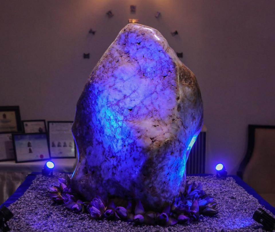 The ‘Queen of Asia’, Sri Lanka’s rare new blue sapphire rock - Luxebook ...